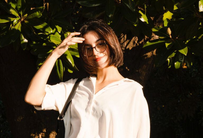 How to Pose for Flattering Profile Photos (For Men and Women) 📷